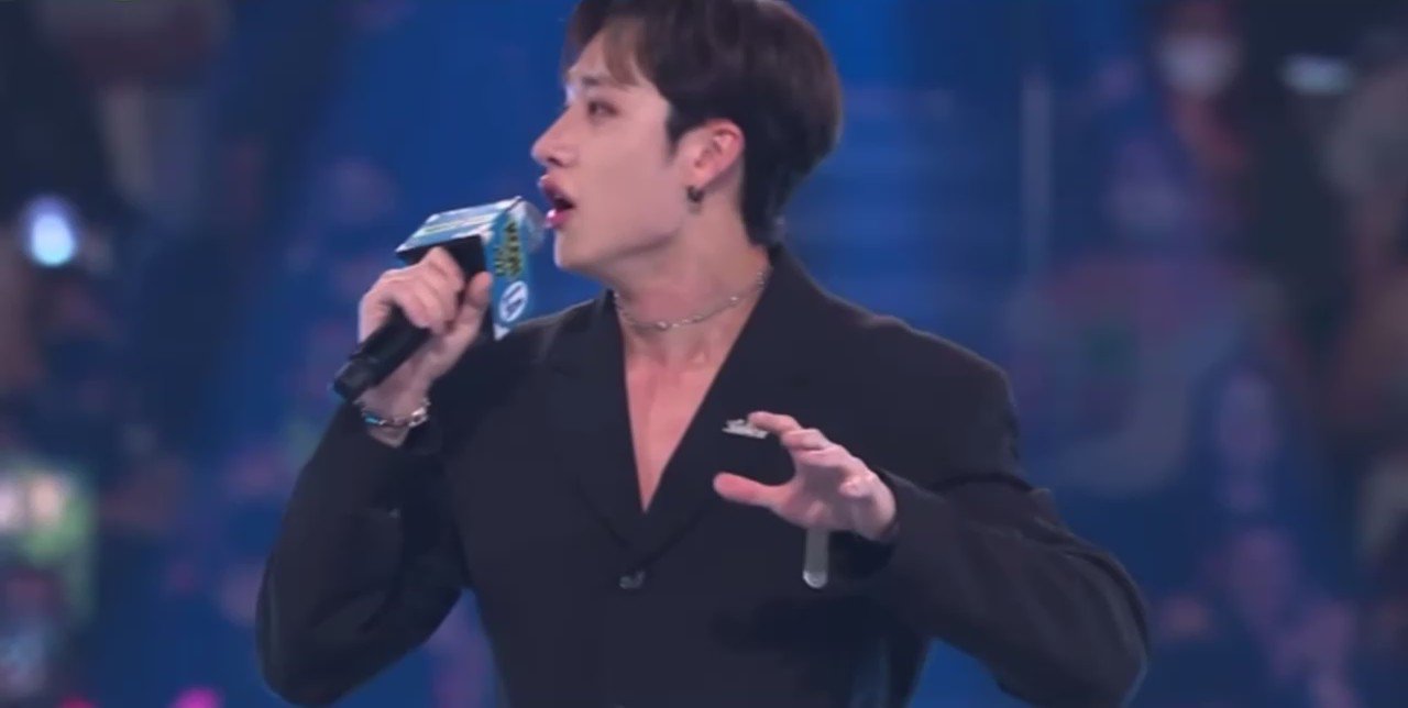 댕꾸 ̈ on Twitter: "bangchan is doing so well mc-ing on the stage by himself🤧🫶 https://t.co ...