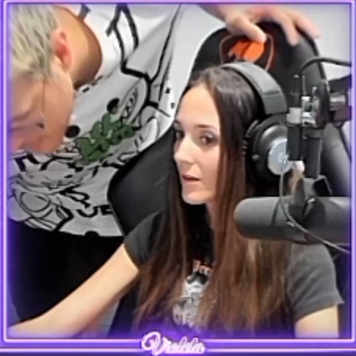 Anyeli ♡ on Twitter: "Miren cómo Perxas le pide un besito a Violeta, y luego él le da otro 😢♥️ ...