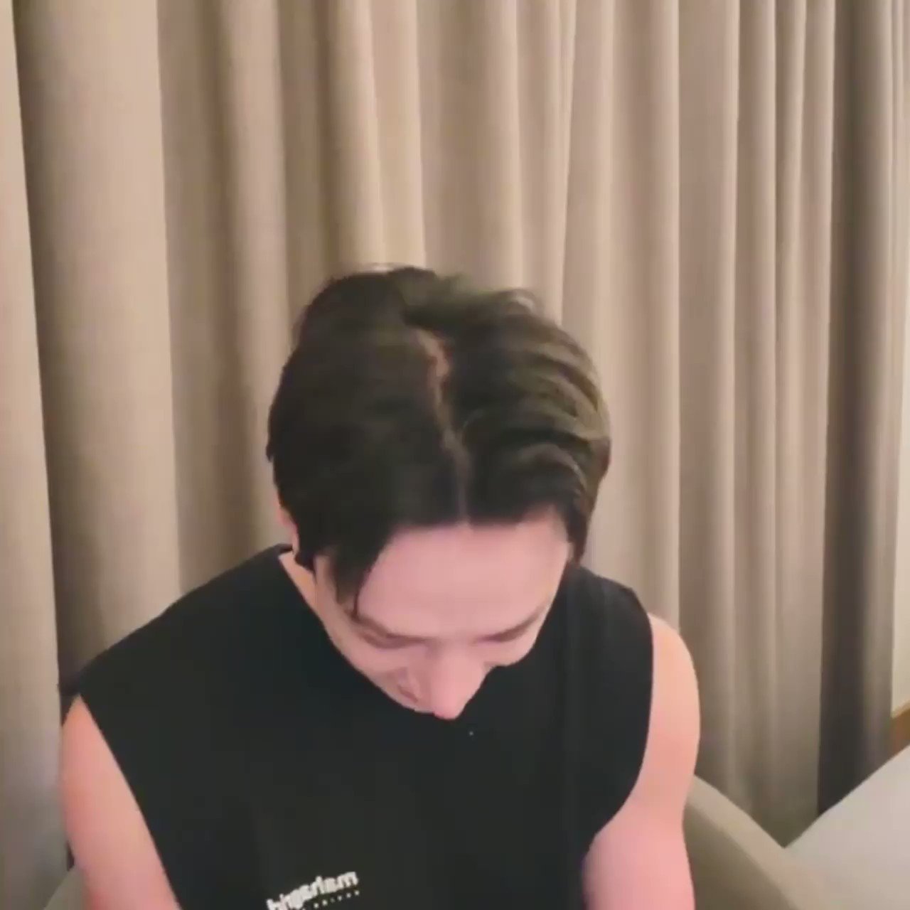 찬밍 캥밍 아카이브 on Twitter: "220822 [V live] 👤: 방 같이 쓰는거야? 🐺: 아뇨, 그냥 😈🐰가 왔어요 😈🐰: 그치 한국에서 왔지 https://t ...