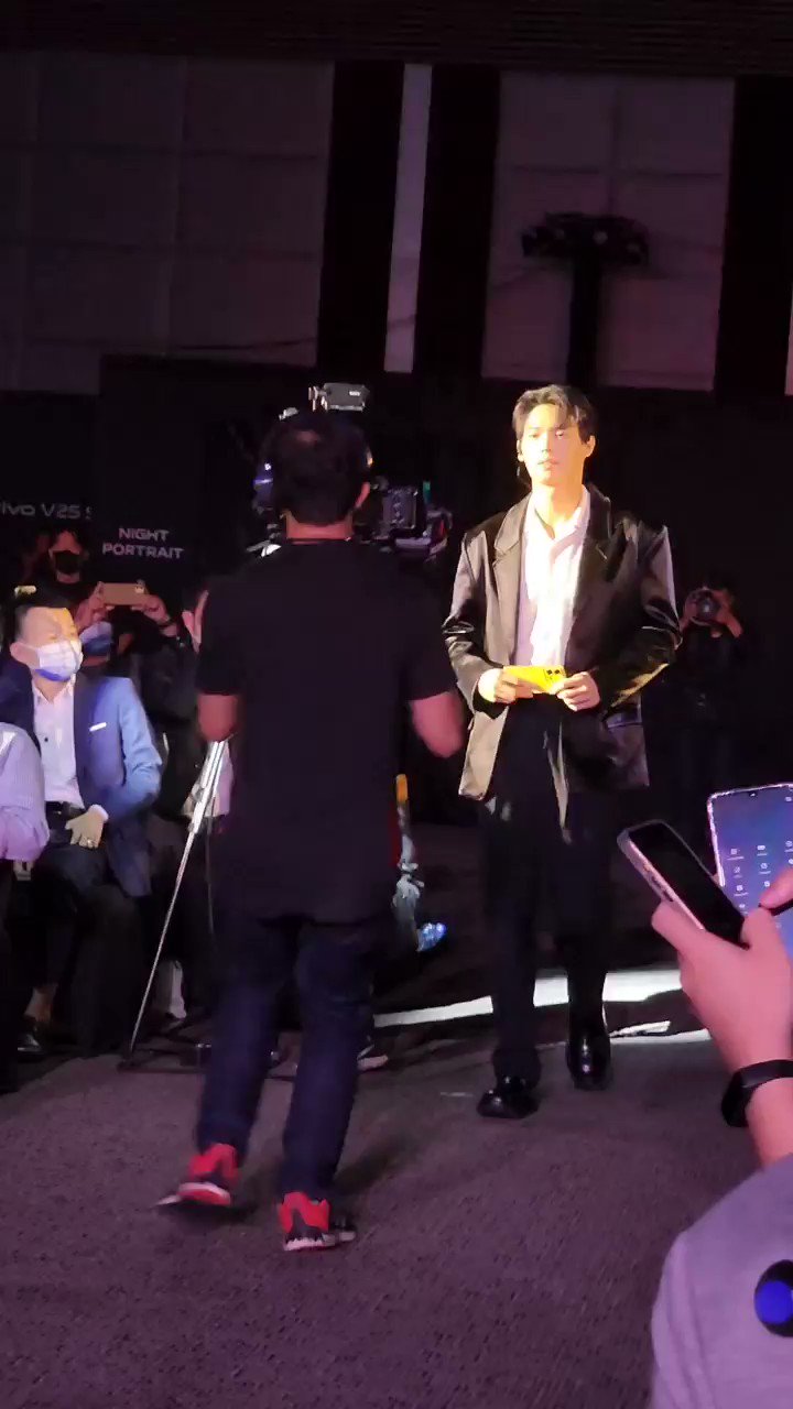 baibaiwin on Twitter: "Ganteng banget adekkkk 😭 #V25Series5GLaunchxWin #winmetawin https://t.co ...