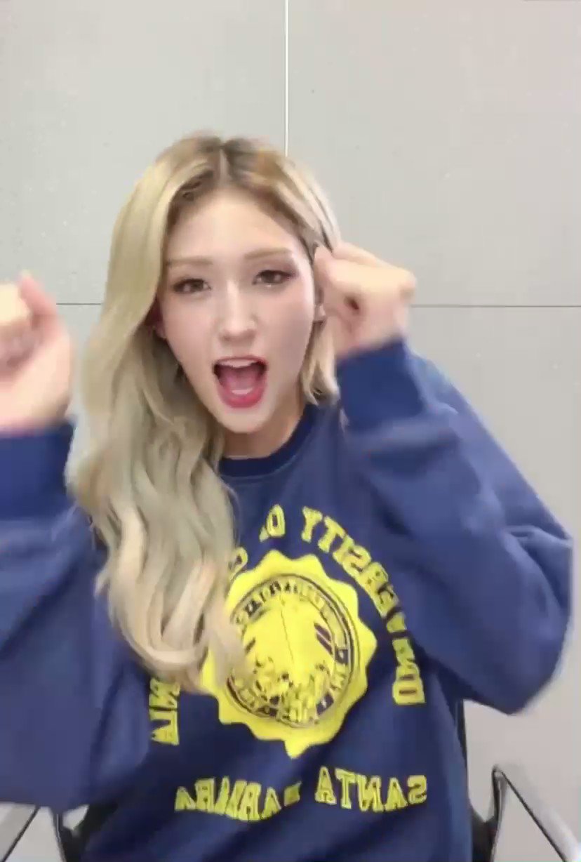 hourly somi on Twitter: "somi listening to sneakers by itzy on vlive https://t.co/WErJWNo34X ...