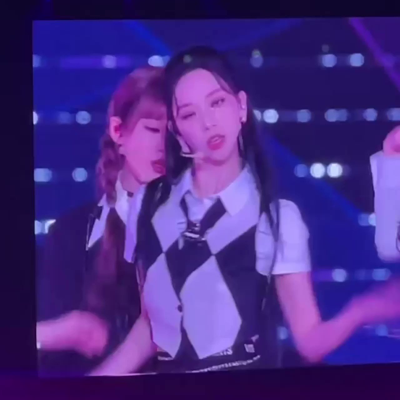 11 On Twitter 좀 더 잘 보이는 걸스 인데 애들이 존나 예쁘다