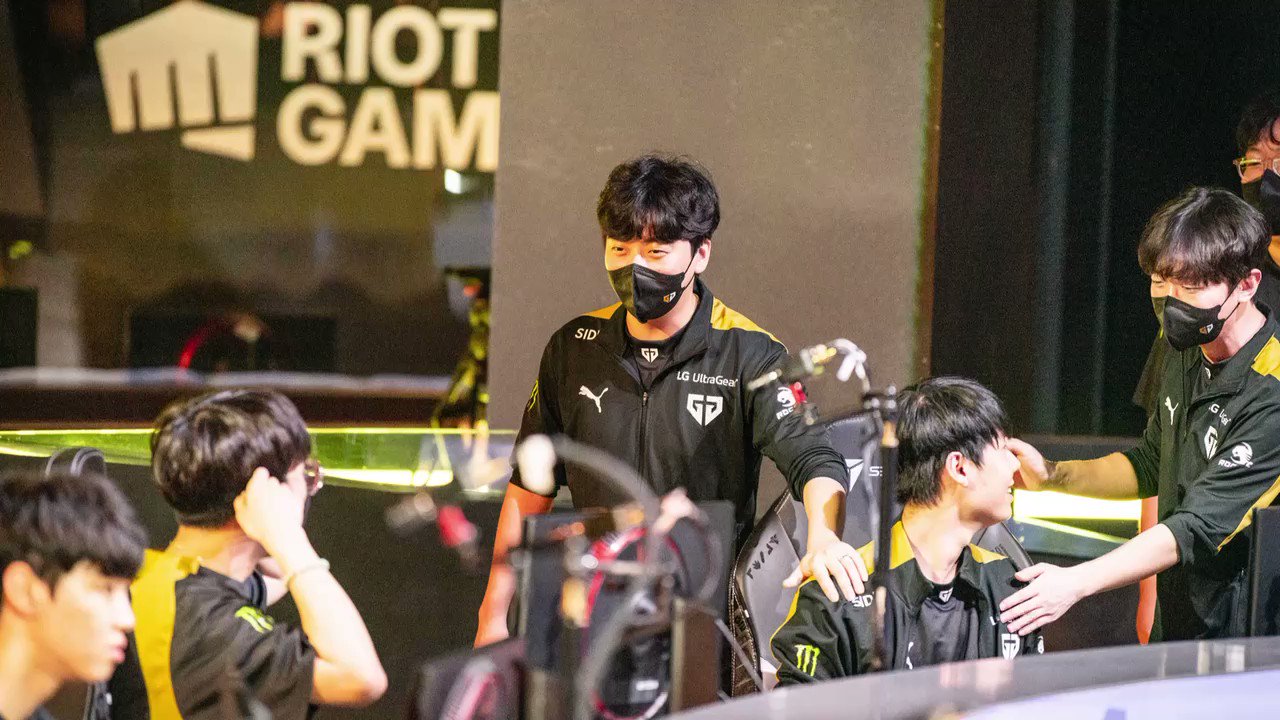 Eric Teixeira 🦊 on Twitter: "Hoje a noite teremos o duelo final na LCK! GenG vs T1 🔥 Chovy vs ...