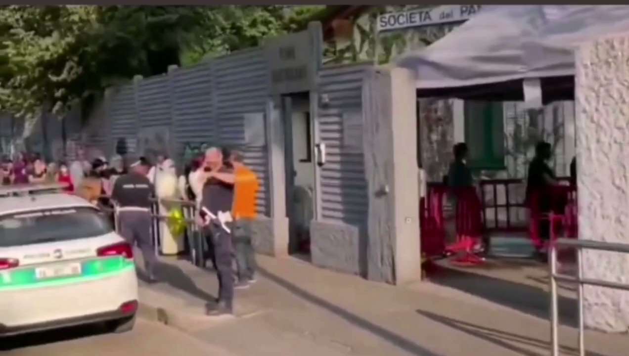 Раск🅰️жу🅱️ачот On Twitter Стотина метри ред пред банка за храна во Милано најбогатиот град во