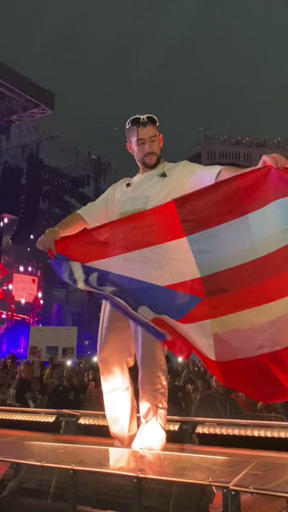 🌴BadBunnyTour🌴 on Twitter: "Bad Bunny with the Puerto Rican Flag ...