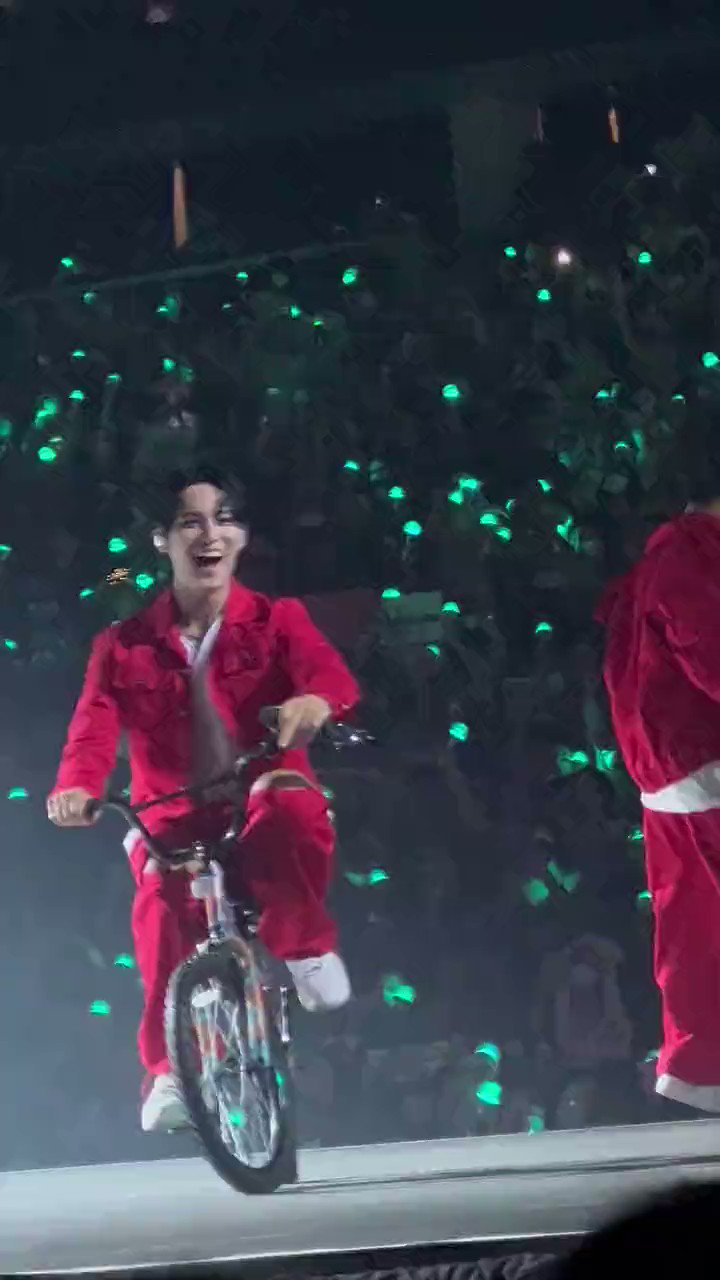 js on Twitter: "mingyu bicycle😂 #SEVENTEENinATLANTA https://t.co ...