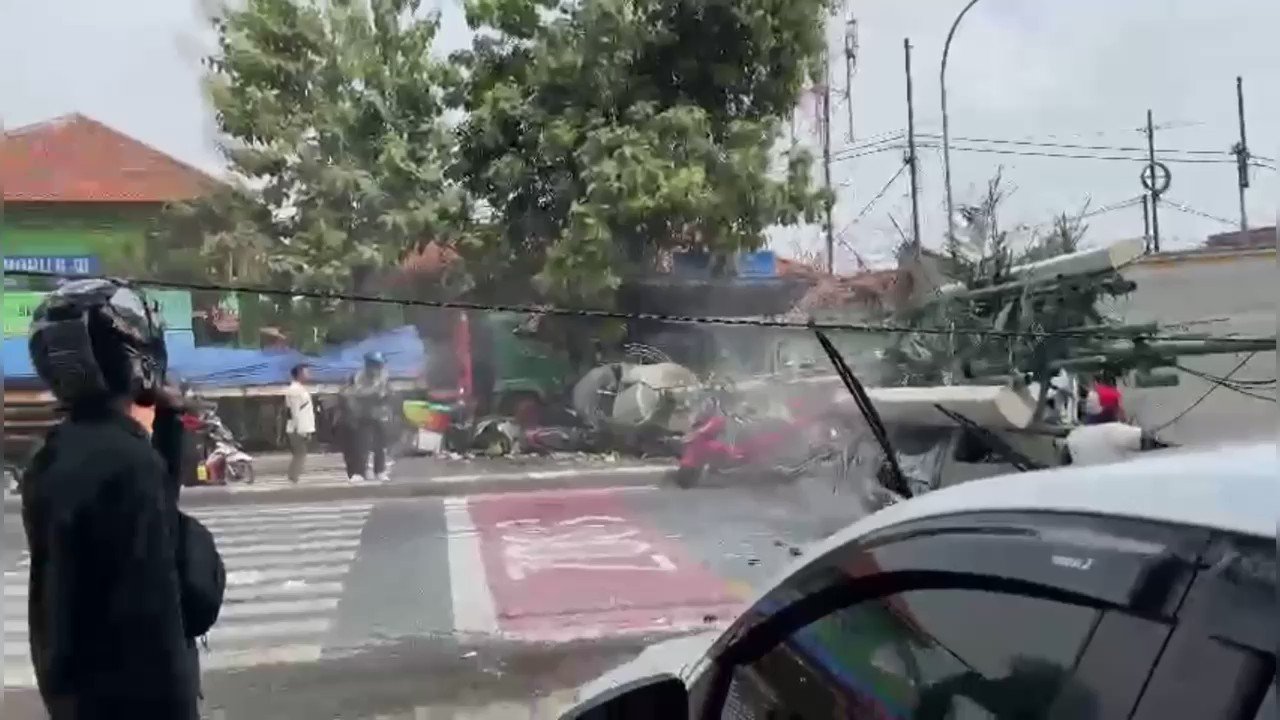 Zer DemoCRAZY on Twitter: "Innalillahi wa inna ilaihi rajiun.. Kecelakaan truk menabrak halte di ...