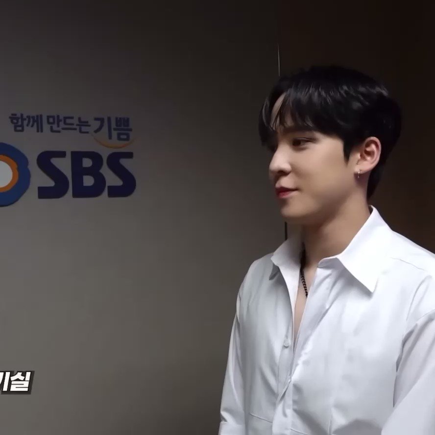 yunho doing things on Twitter: "the sbs mc look kinda fine 🫣 https://t.co/ShwyjdgUUj" / Twitter