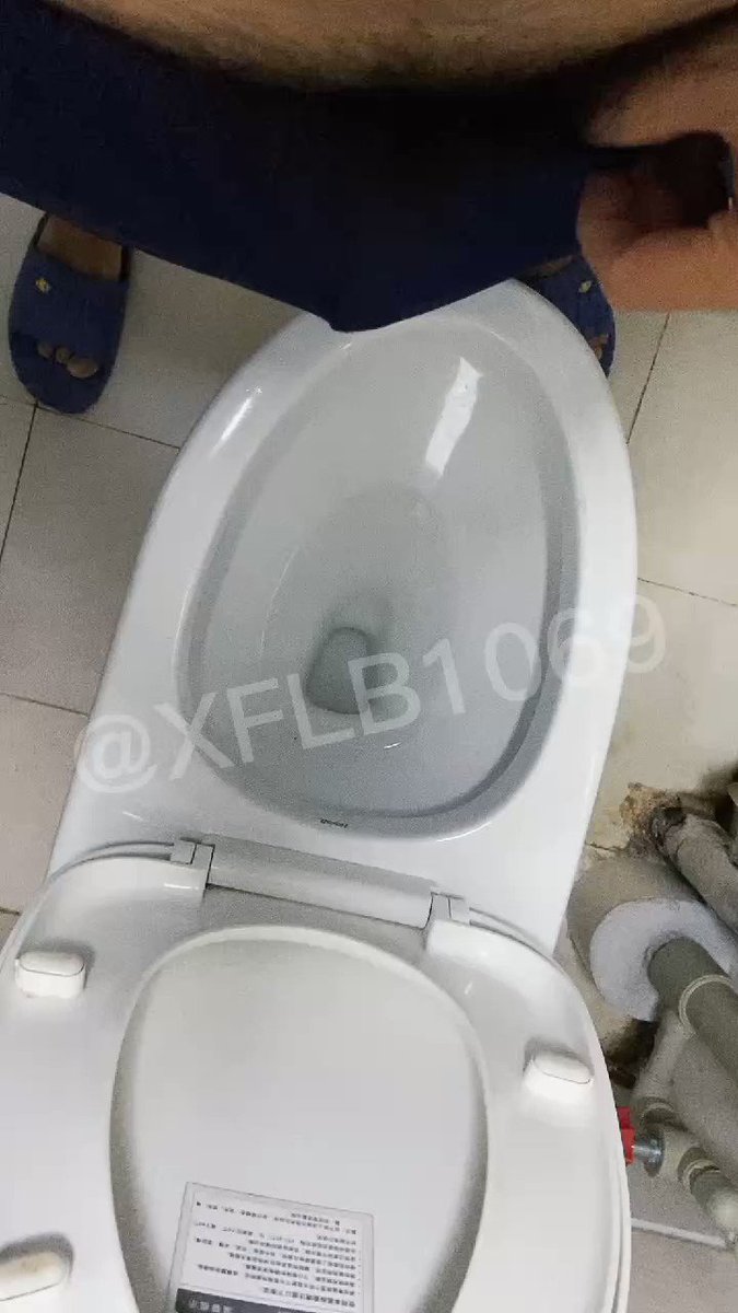 灭火喷水枪 On Twitter 【撒尿福利】值班中，醒了大牛子又粗又长，等了好久才软下来点，给你们表演个撒尿。需要一条狗把马桶舔干净不然班长看到会骂我，还需要一条狗把老子鸡巴上残留的尿液