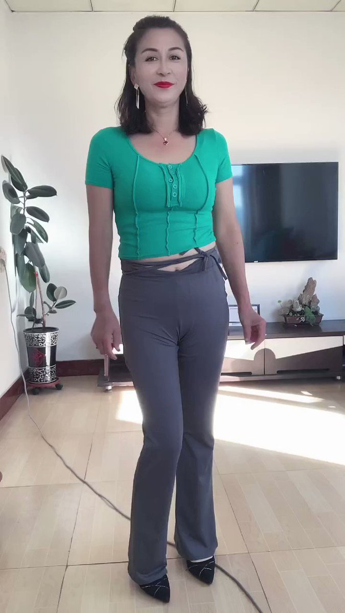 熟女 紧身裤 打底裤 跳舞 骚货熟女穿的这么紧 逼的形状都勒出来了 插进去太爽了 熟女 紧身裤 打底裤 跳舞 我爱美熟女 Lklcookie