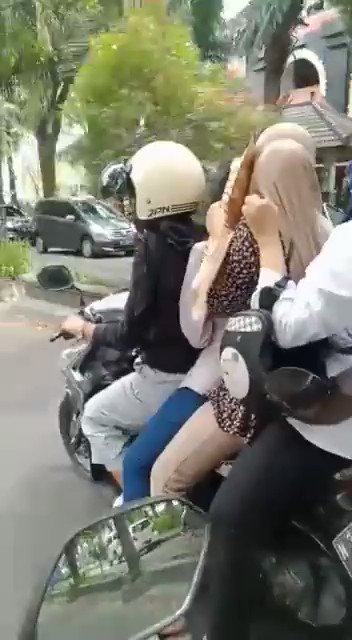 NGALAMFESS on Twitter: "Oyi mbak mbak yang cantik ini bisa bisanya bonceng berempat, gak takut ...