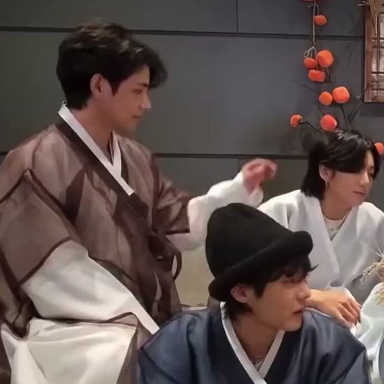 random taehyung things ft. joonbirth on Twitter: "taehyung playing with jungkook’s hair https ...