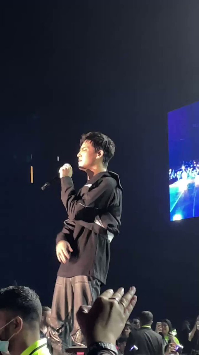 JAY B | Jaebeom¨ on Twitter: "oh my.. JAY B taking off his jacket. That was hot 🔥 #JAYBxKfest # ...