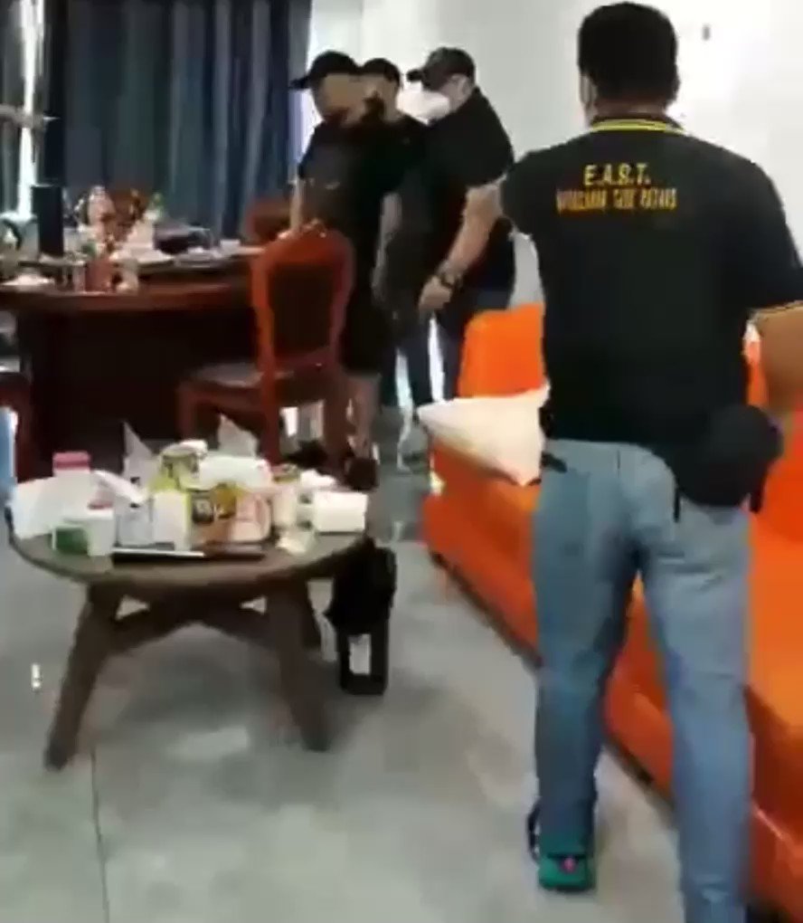 黑道风云。马尼拉最大绑架团伙首领张小龙,跟其同伙在海景花园踢到铁板被干掉。动手双方都是中国人。动刀的是房主奥迪保镳。一共开了8枪,头两枪打拿枪