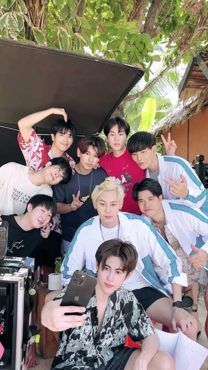 鄭鳳梨。一生懸命的想耍廢 - newsinfinity on Twitter原來還是有P'Dean嘛！！！！！！！！！ - Plurk