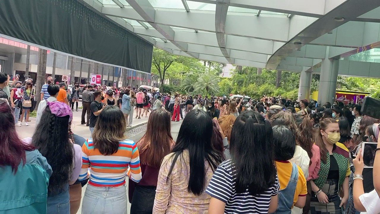 IA•Sisiw na Hotdog ˢᵇ¹⁹ 🌳¹⁵⁴ on Twitter: "Happening right now. WYAT FLASH MOB. A’TIN SHAKES ...