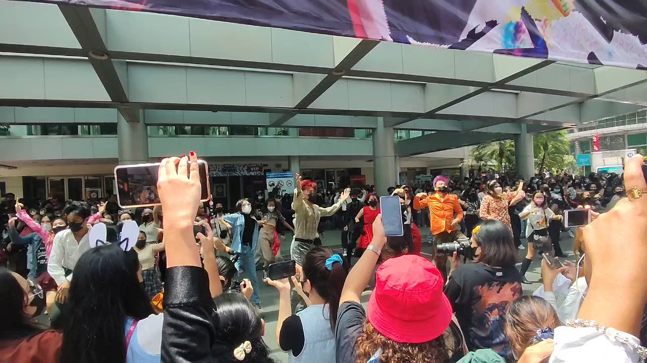 sarah is into stelljun on Twitter: "A'TIN MUNA ANG BIDA SA ARANETA 💙 A’TIN WYAT FLASH MOB ...