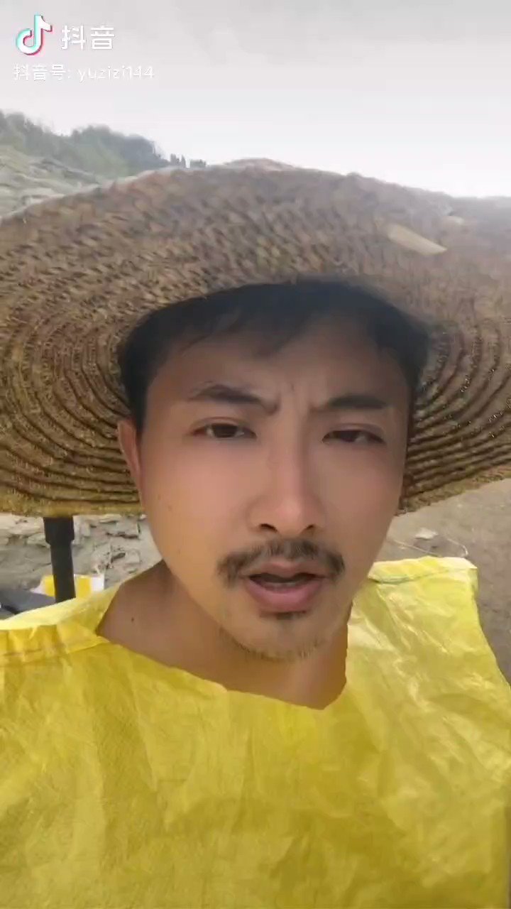 范士贵 On Twitter 小伙子外出钓鱼，碰到清零封控不能回家，在野外像野人一样生活，用塑料瓶做鞋、饲料袋做衣服，还自得其乐，这个心态吃草也能活几年，难得的生存能力。
