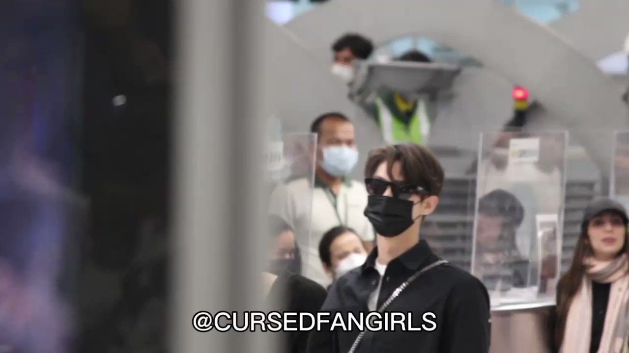 CursedFangirls★彡 on Twitter: "ใจเย็นๆ เดี๋ยวไปๆ 😂 @bbrightvc #BrightReadyForLondon #bbrightvc ...