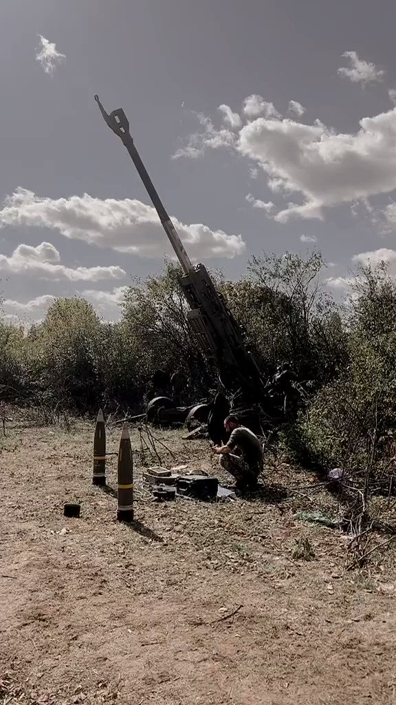 OSINTtechnical on Twitter: "A Ukrainian M777 crew fires an M982 Excalibur 155 mm guided ...