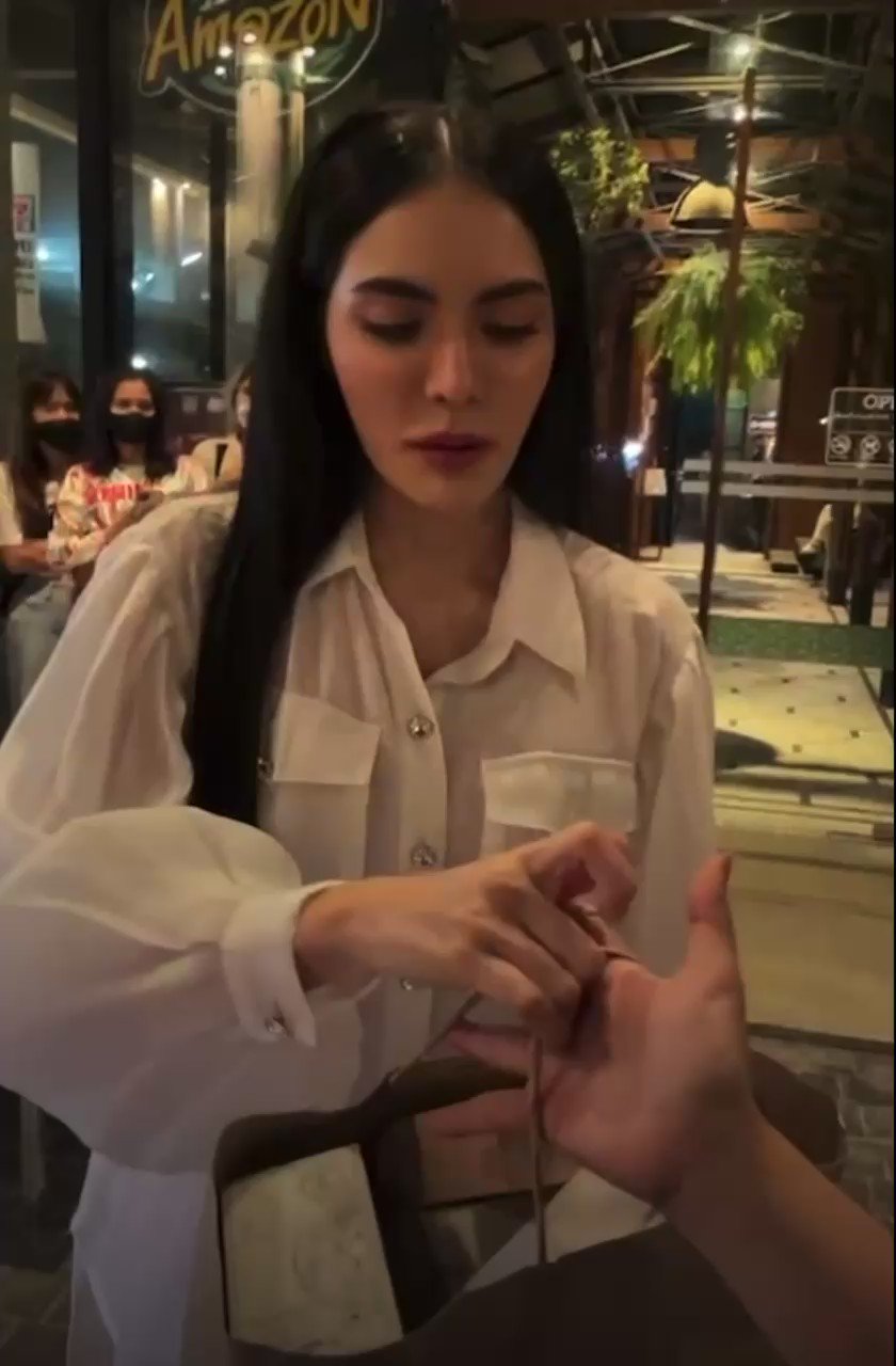 บกพ 🌻 ̎ On Twitter มุงงง มาดูลูกสาวเอาขนมให้แฟนคลับที่ไปรอน้องสวยแล้ว