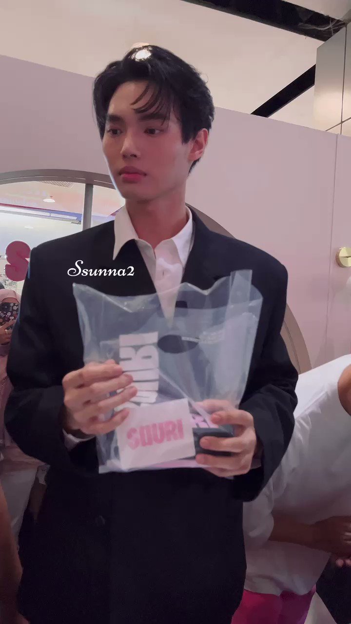 🦋ᰃ•Ssunna•ᰔ🦋 on Twitter: "Confused bunny is so cute 💚🐰🤏🏻 #SourixVelatoPopupstore Win Metawin # ...