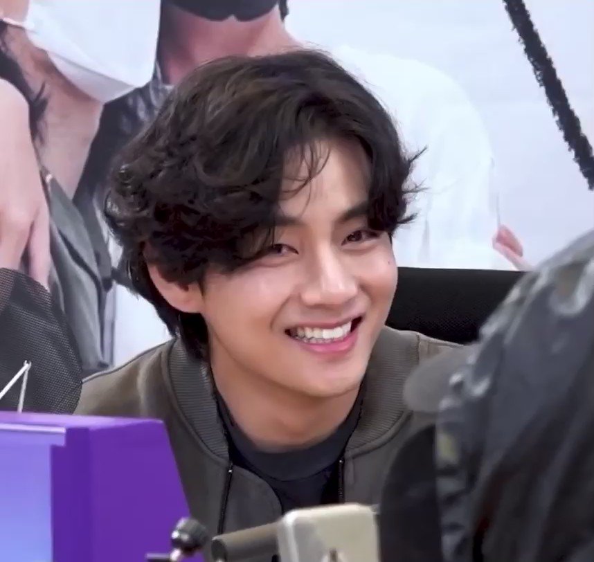 THV🎄 on Twitter: "Kim taehyung really has the prettiest smile in the world https://t.co ...