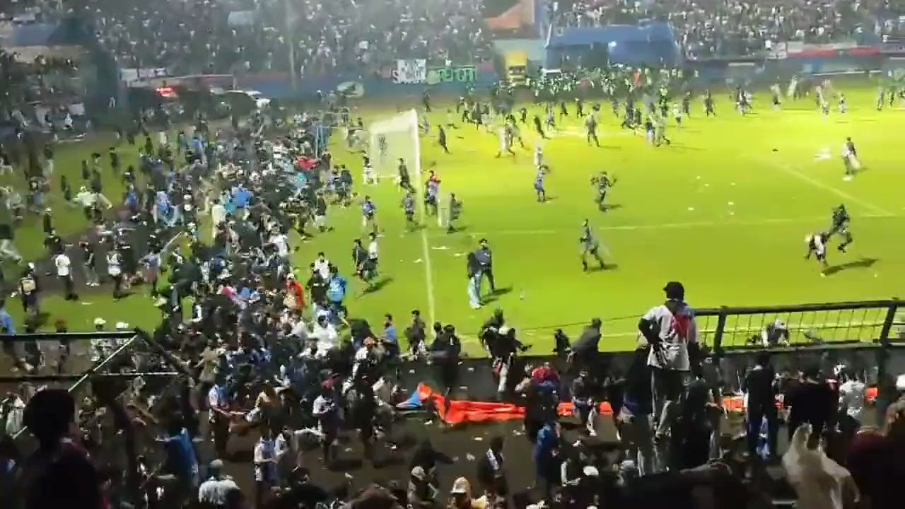 滝沢ガレソ⭐ On Twitter サッカーで負けたチームのサポーター3000人がピッチ乱入し暴徒化→警察が鎮圧を試みる→出口に人が殺到し将棋倒し状態になり174人死亡 インドネシア 