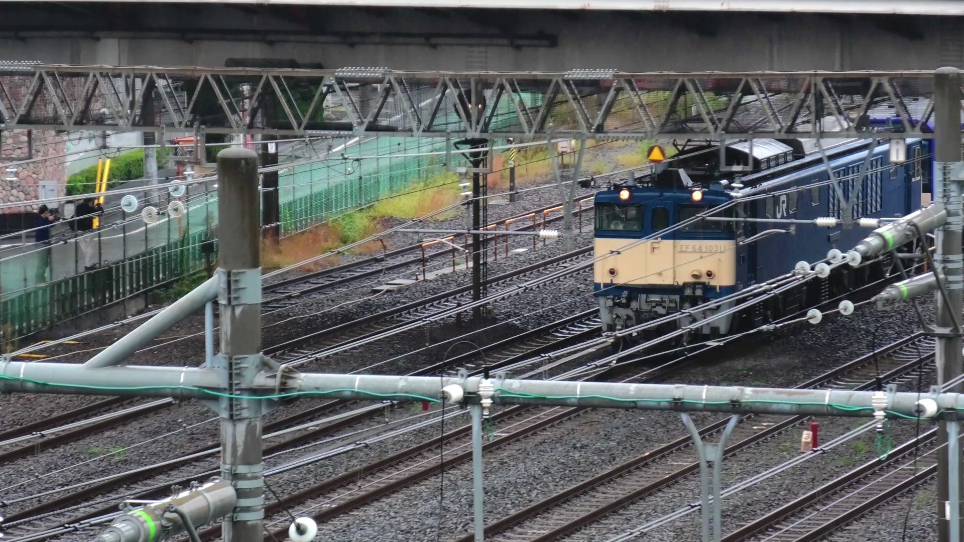 ニッポン鉄宿紀行 on Twitter: "EF64-1031牽引、E235系1000番台F-20編成の新津配給列車が与野近辺をゆっくりと通過したシーンです。貫禄ありますね。今日はこれから ...