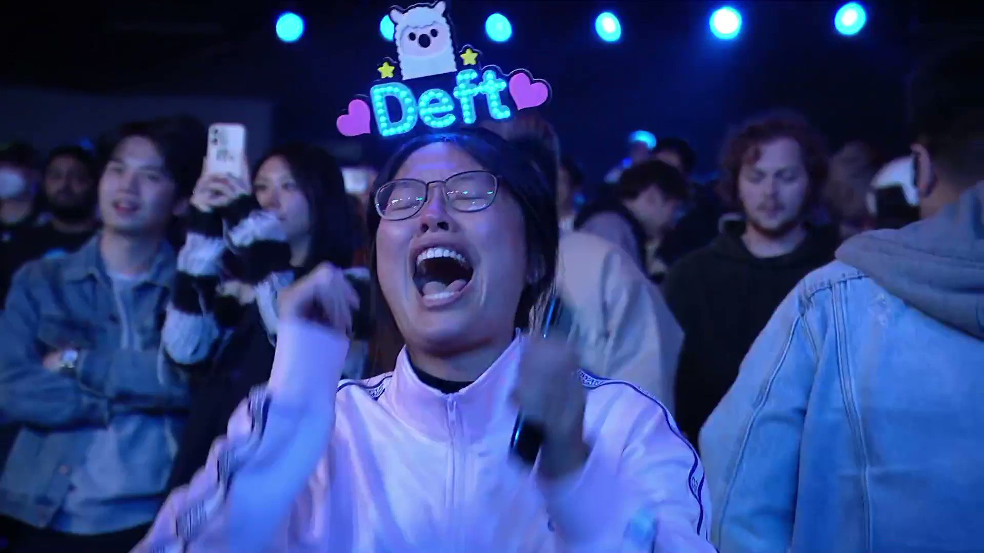 Ashley Kang on Twitter: "The Deft-EDG fan in the audience burst into tears as she chanted with ...