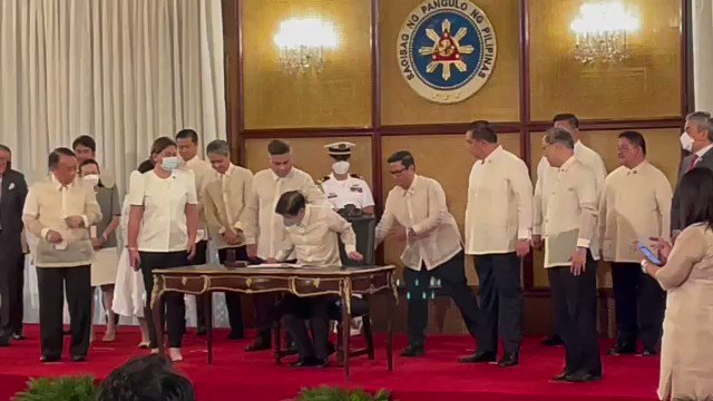 Philstar.com on Twitter: "@alexisbromero WATCH: President Marcos signs the SIM Card Registration ...