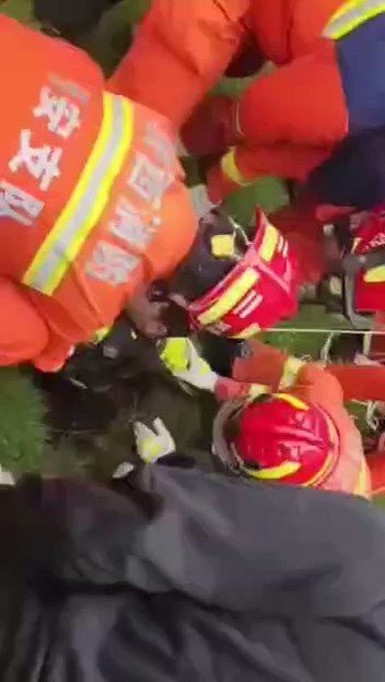 中国悲剧档案【老号】 On Twitter 西安曲江五小一学生校内失足坠井身亡!学校一个井,一直没有盖井盖,只用烂木板和草皮挡着,孩子上摘石榴体验课,不小心跌进井里,井深7米水深2米,小孩