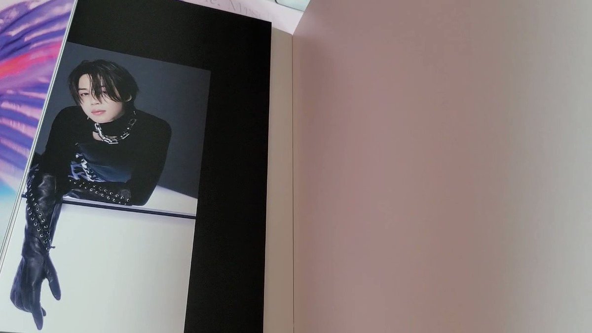 오잉또잉J.M💙 on Twitter: "RT @Jim_in10130613: 지민님 화보집 오심 😭😭😭 배송문자보고 할종일 집중안돼서 집오고 싶었는데 ㅠㅠ 하나는 베고 하나는 ...