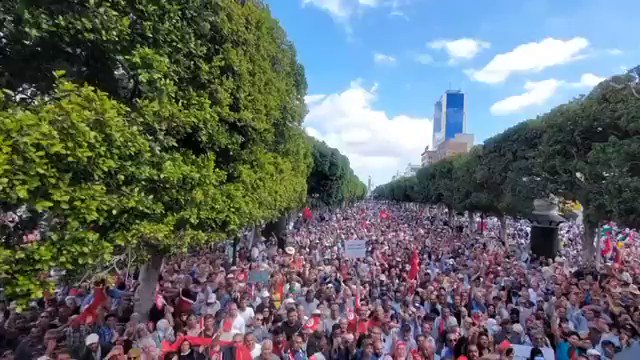 Anonyme Citoyen on Twitter: "Des milliers de personnes manifestent dans le centre de Tunis ...