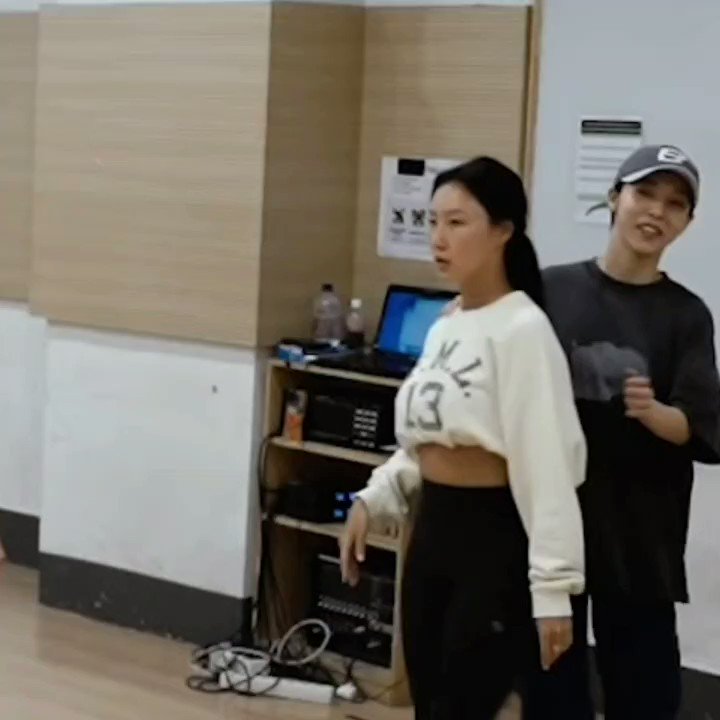 hwabyul archive on Twitter: "moonbyul kissing hwasa's neck we're being fed with hwabyul contents ...