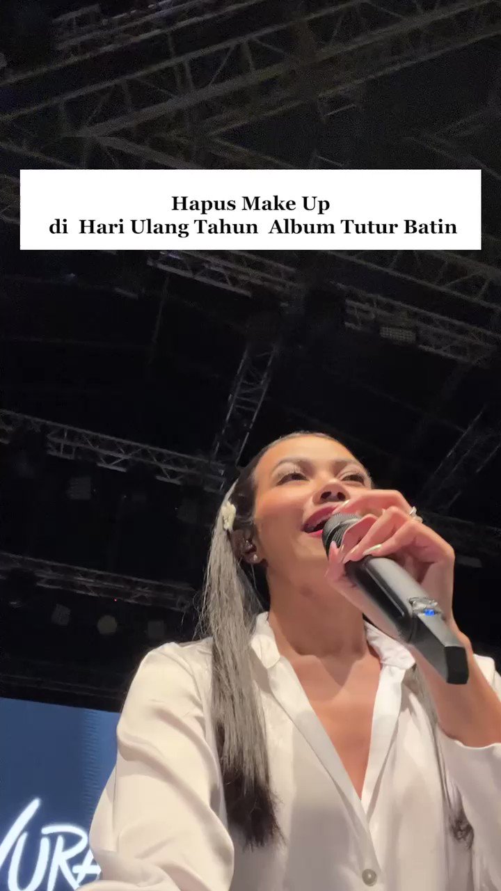 Yura Yunita on Twitter: "Hapus riasan di atas panggung, merayakan momen 1 tahun rilisnya album ...