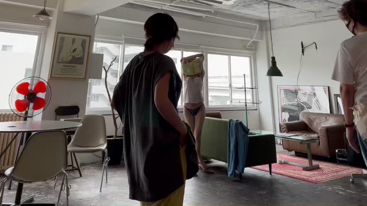 兒玉 遥 on Twitter: "写真集「Stay25」発売まであと1カ月です この撮影のシチュエーションは、週末残りの仕事をしに1人オフィスに行くと… 暑くて脱いでいる。 彼が会社に来 ...