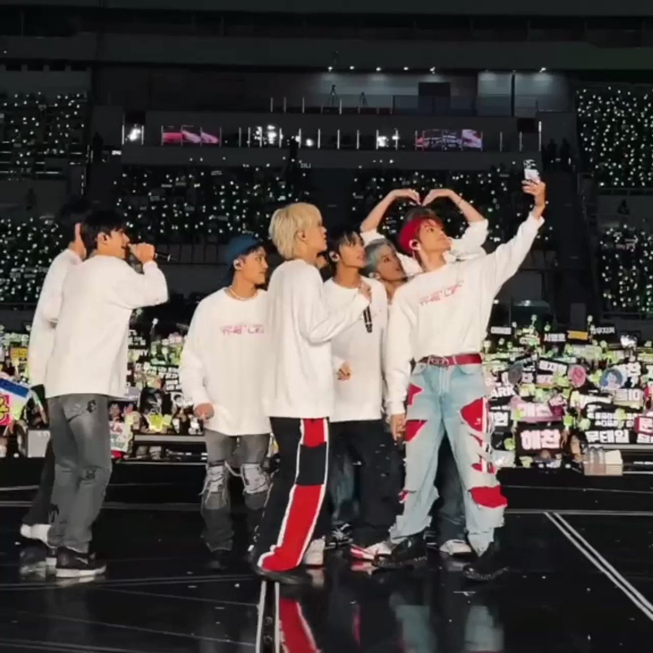 오늘 On Twitter 애들 다 태용이 폰 보면서 한바퀴 도는데 우리 재현이 하트 한번 하고 바로 팬들한테 달려감