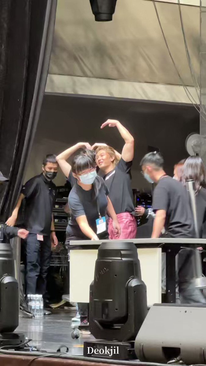 Deokjil on Twitter: "jj直接把us抱起來啊啊啊啊😍😍😍 後面的ping一臉欣慰(?)🤣 #jjus #2Jkhunchalach #usnttr # ...