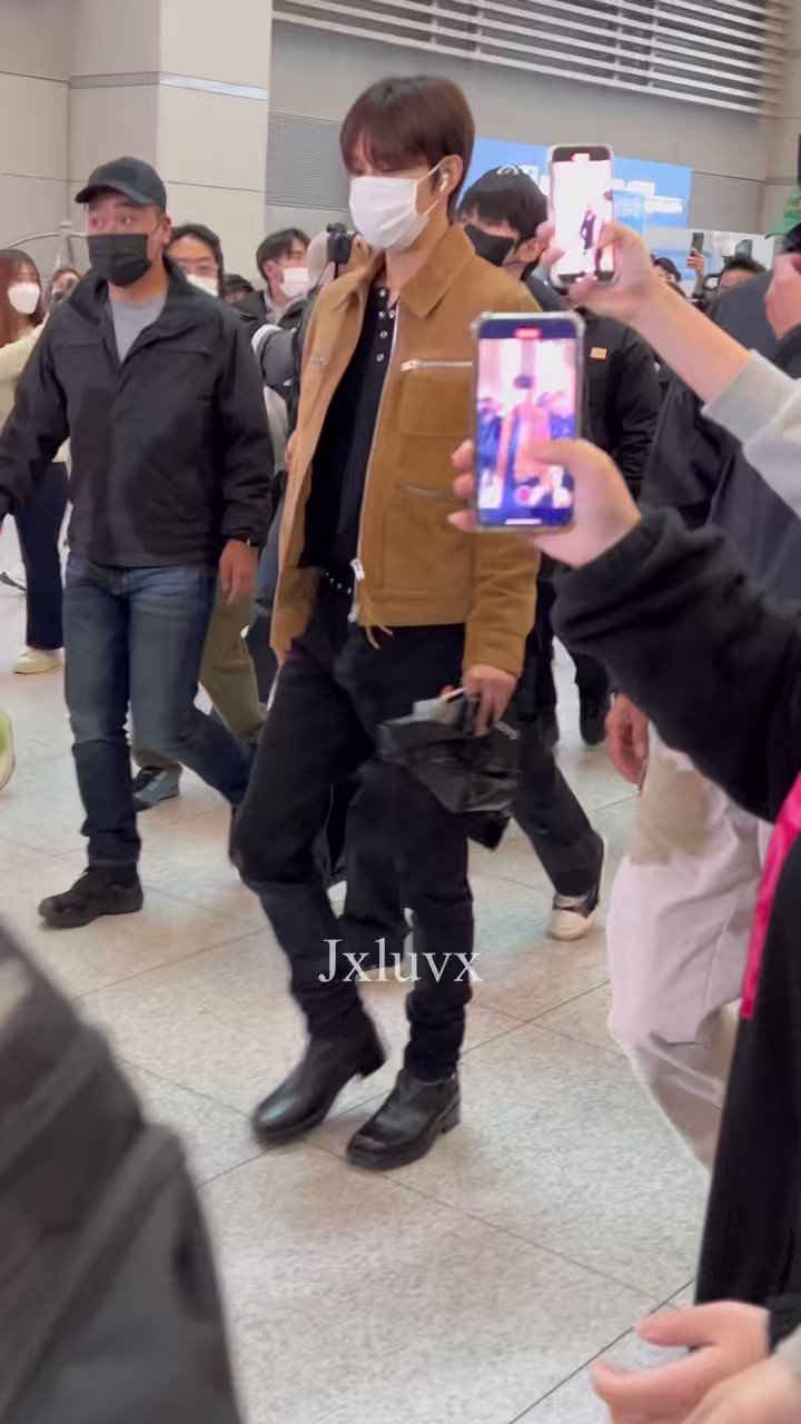 쟨 on Twitter: "221103 ICN 우리 정우 좀 보세요…😭 #nct127 #정우 #JUNGWOO https://t.co/3k4alUOqct" / Twitter