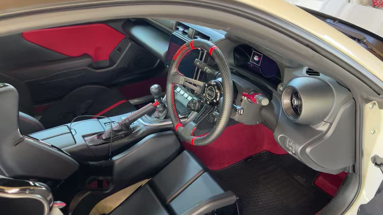 jusby.co.jp on Twitter: "GR86 BRZステアリングスイッチ移設用カーボンパネル近日発売予定です。 本物のカーボンパネル採用です。 サーキット等でグローブを付けていて ...