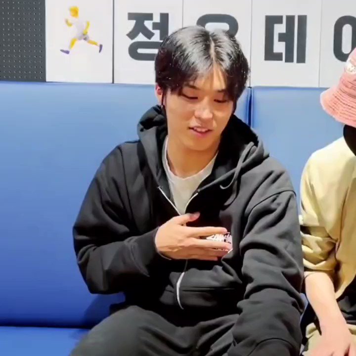 후드집업 살말 엄청 고민했다는 부분 넘나리 고딩 같애서 미치도록 좋은 상황에 정우손 핏줄땜에 울퉁불퉁 해서 뇌터짐 X