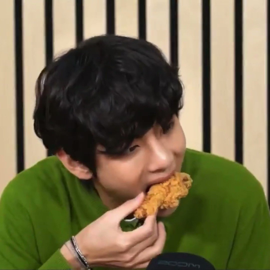 random taehyung things on Twitter: "taehyung doing asmr with fried chicken"