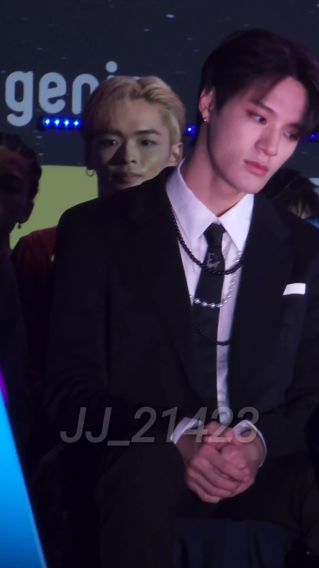 재니 on Twitter: "221108 GMA 지니 뮤직 어워드 #제노 #JENO 전광판 잡혀서 쁘이 해주는 매너쟁이 우리 제노,,, 이름 누가 크게 불러서 놀래기까지 ...