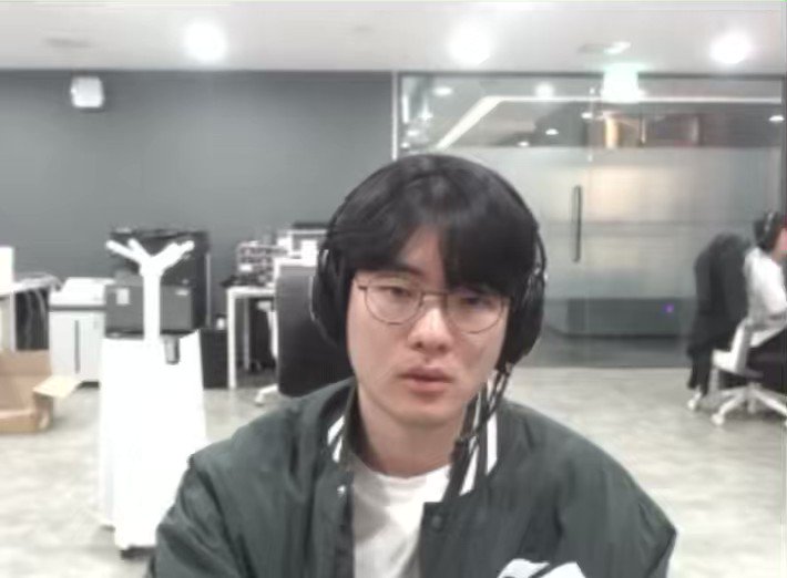 머머 On Twitter 어제 올림픽대로 차 막히는데 어제 어떤 봉고차 같은게 들어오려고 하는 거예요 제 차선으로 근데 그 차가 좀 앞쪽에 있었어 제 앞쪽에 있는