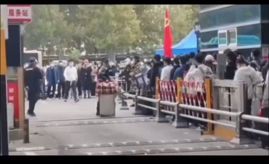 谢万军 Wanjun Xie On Twitter 11月8日,郑州黄河科技大学一万九千名学生,冲破学校封锁线,集体徒步大逃亡