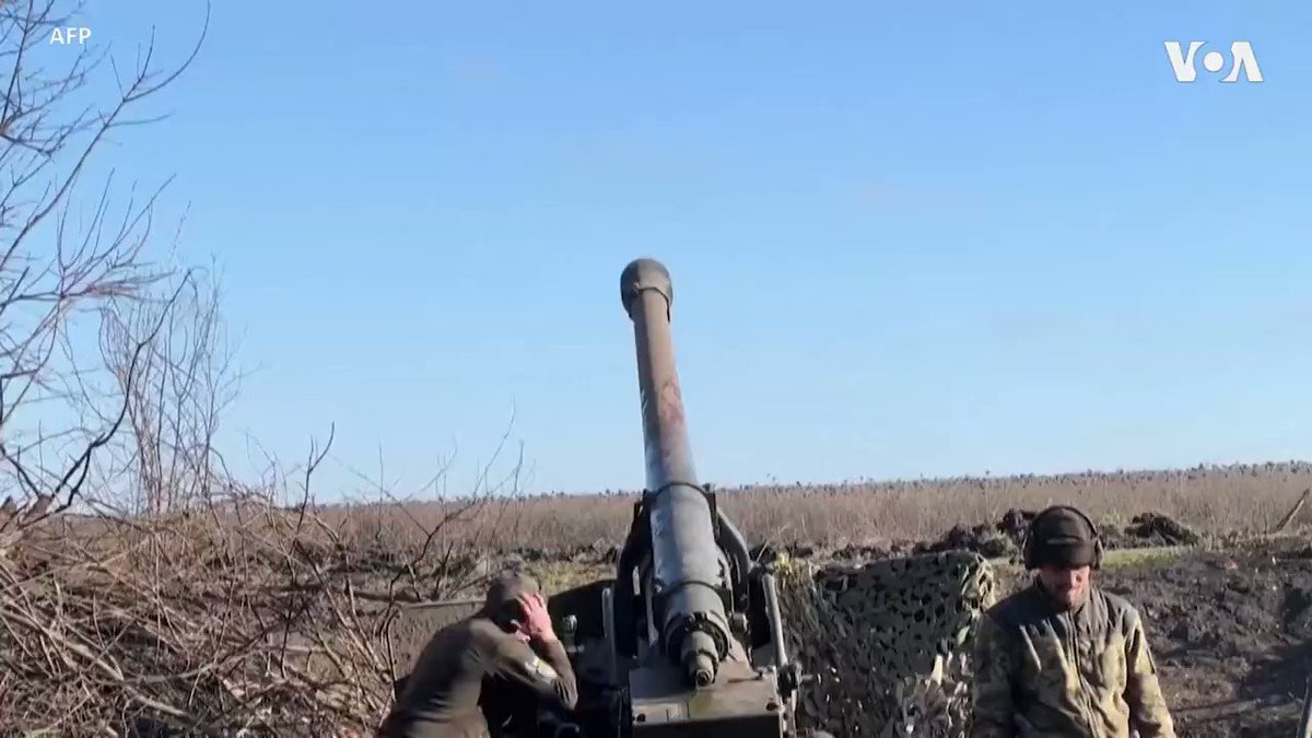 巴赫穆特激战已持续四个多月，乌军第93旅的炮兵们用M46-130毫米口径野战炮持续射击，攻击俄军阵地，掩护己方步兵，常常早上5点就开始射击，有时夜间也持续作战。野外生活十分艰苦，炮兵们坚守岗位 ...