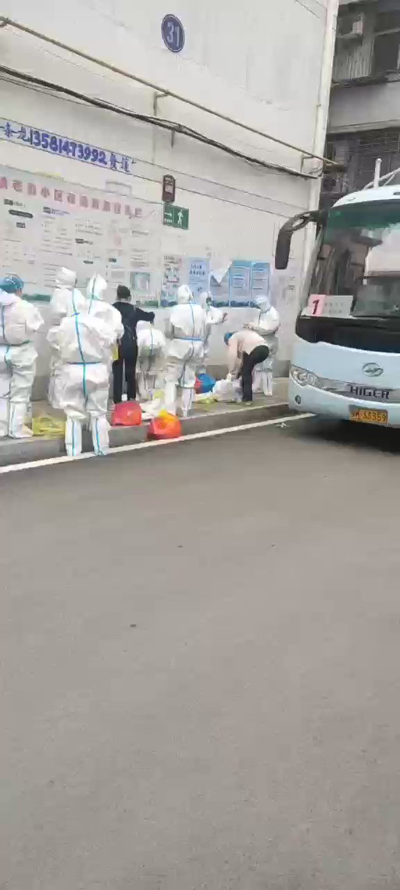 乙己 On Twitter 老爹发来视频，小区被封了。 Twitter