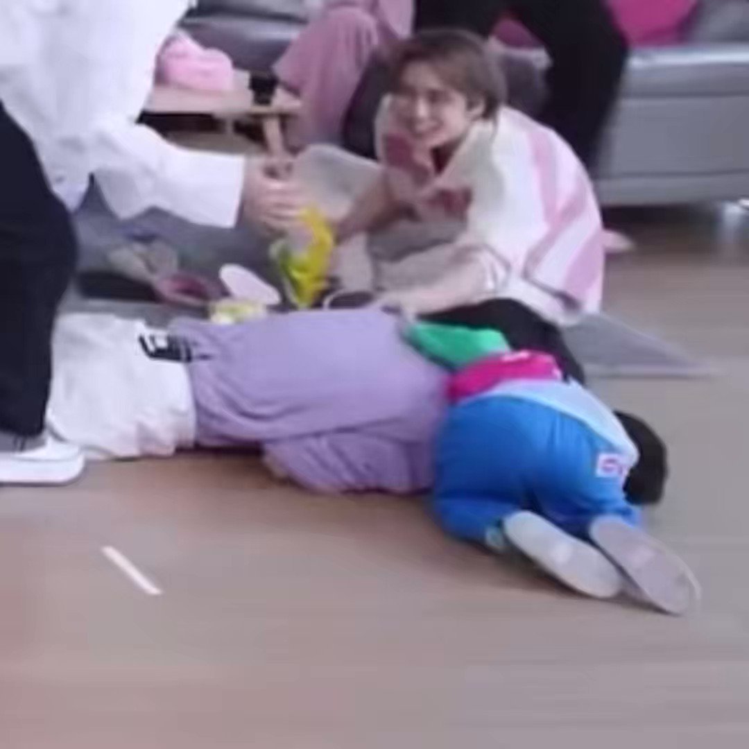 코이 On Twitter 재현이 여자 애기랑 남자 애기 대하는 거 차이 봐 아 힘들어