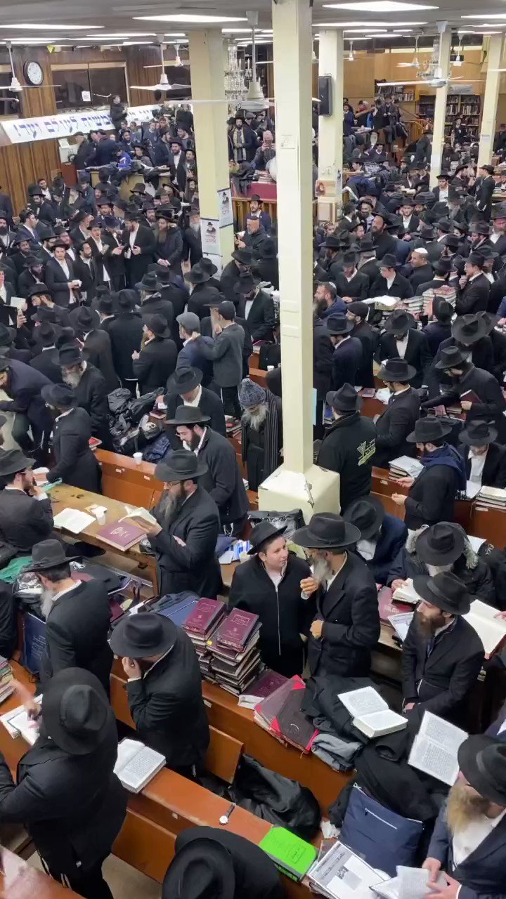 Hasidic on Twitter: "די רבי שליט''א זצ"ל קימט אריין צו מנחה https://t.co/f5rNu2zpmB" / Twitter